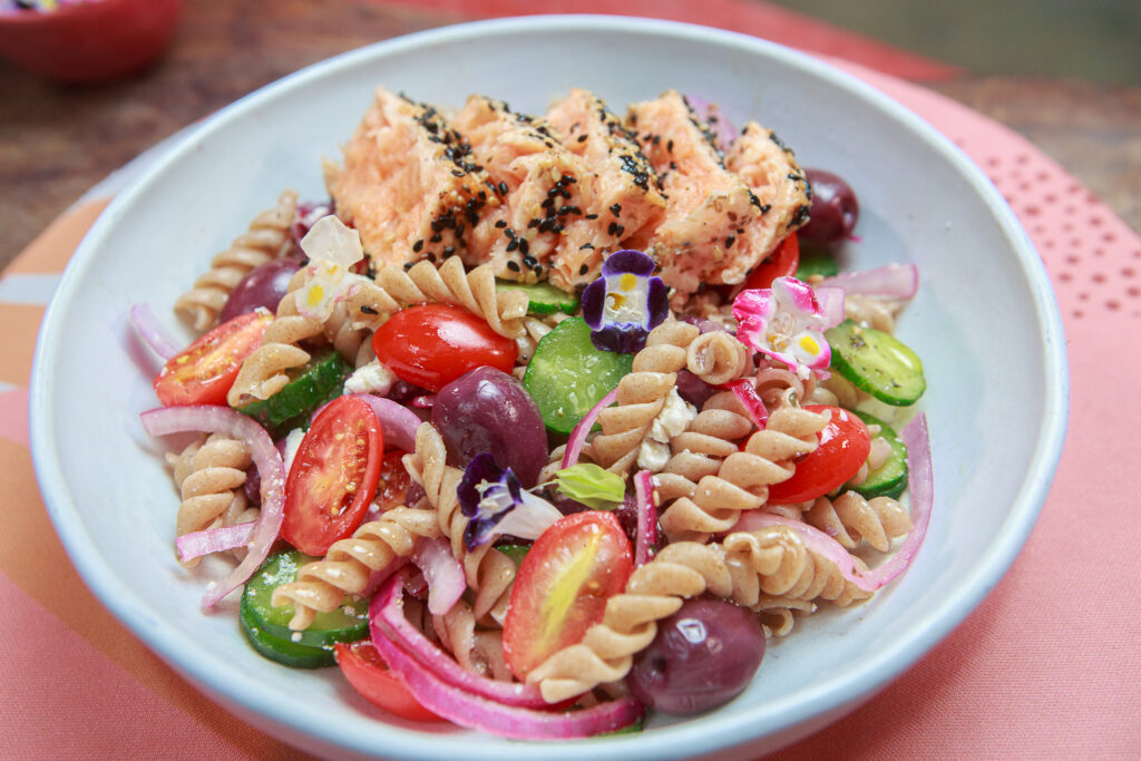 Salada de Fusilli Integrale com Salmão Selado – Santa Amália